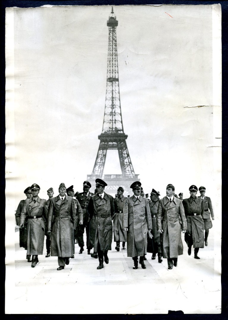 Hitler en París | PINGÜINOS EN PARÍS (BAJO DOS TRICOLORES)